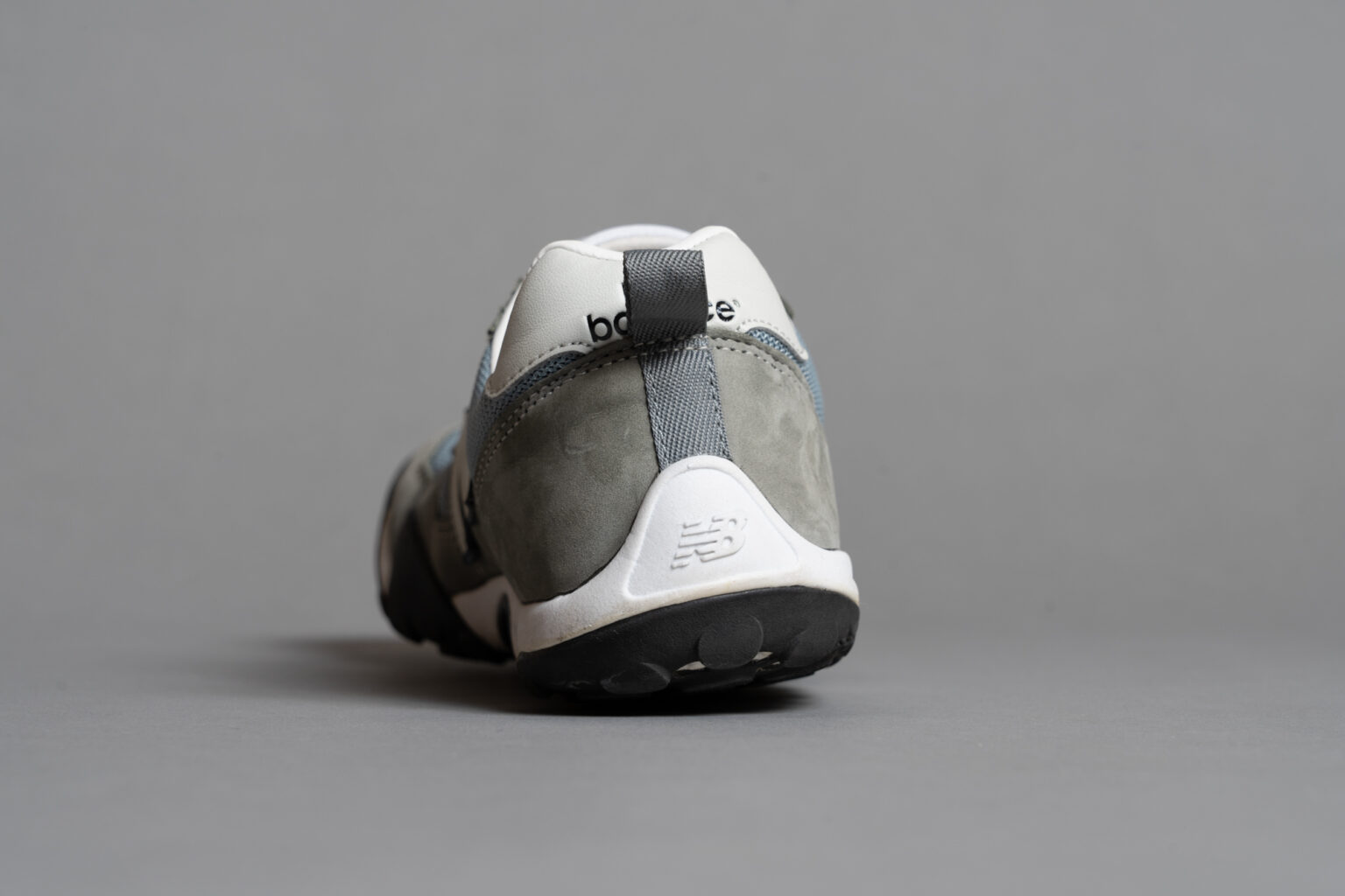 ニューバランスML71をレビュー！裸足感覚で履ける珍しい履き心地のモデル | SNEAKm スニーカム